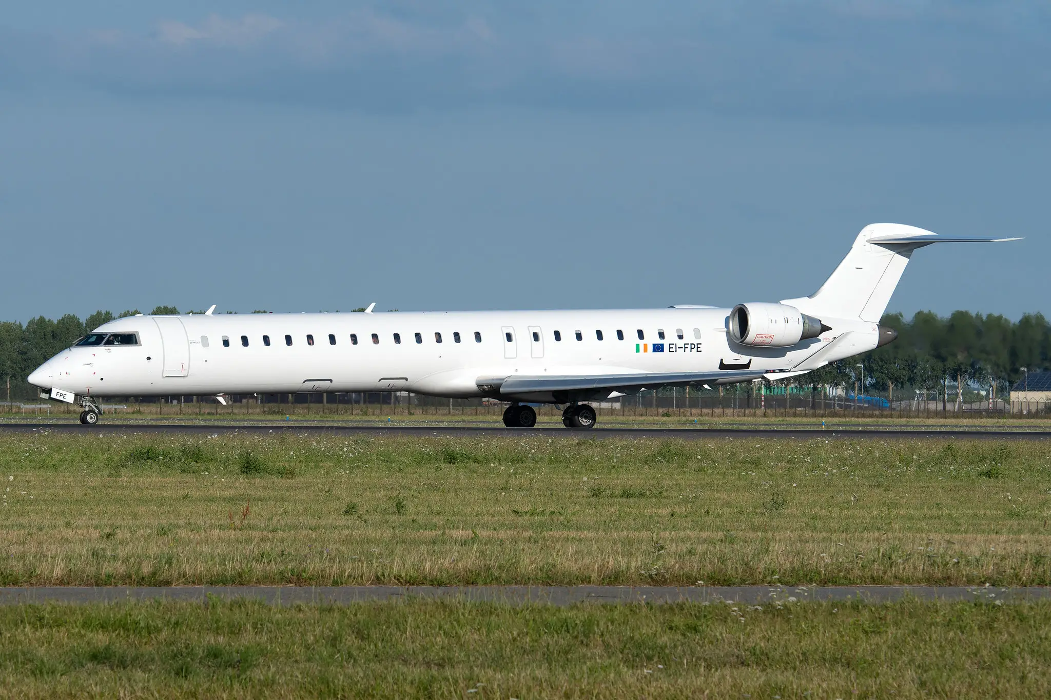 CRJ900 | Spacious Cabin for Regional Routes | Fliteline