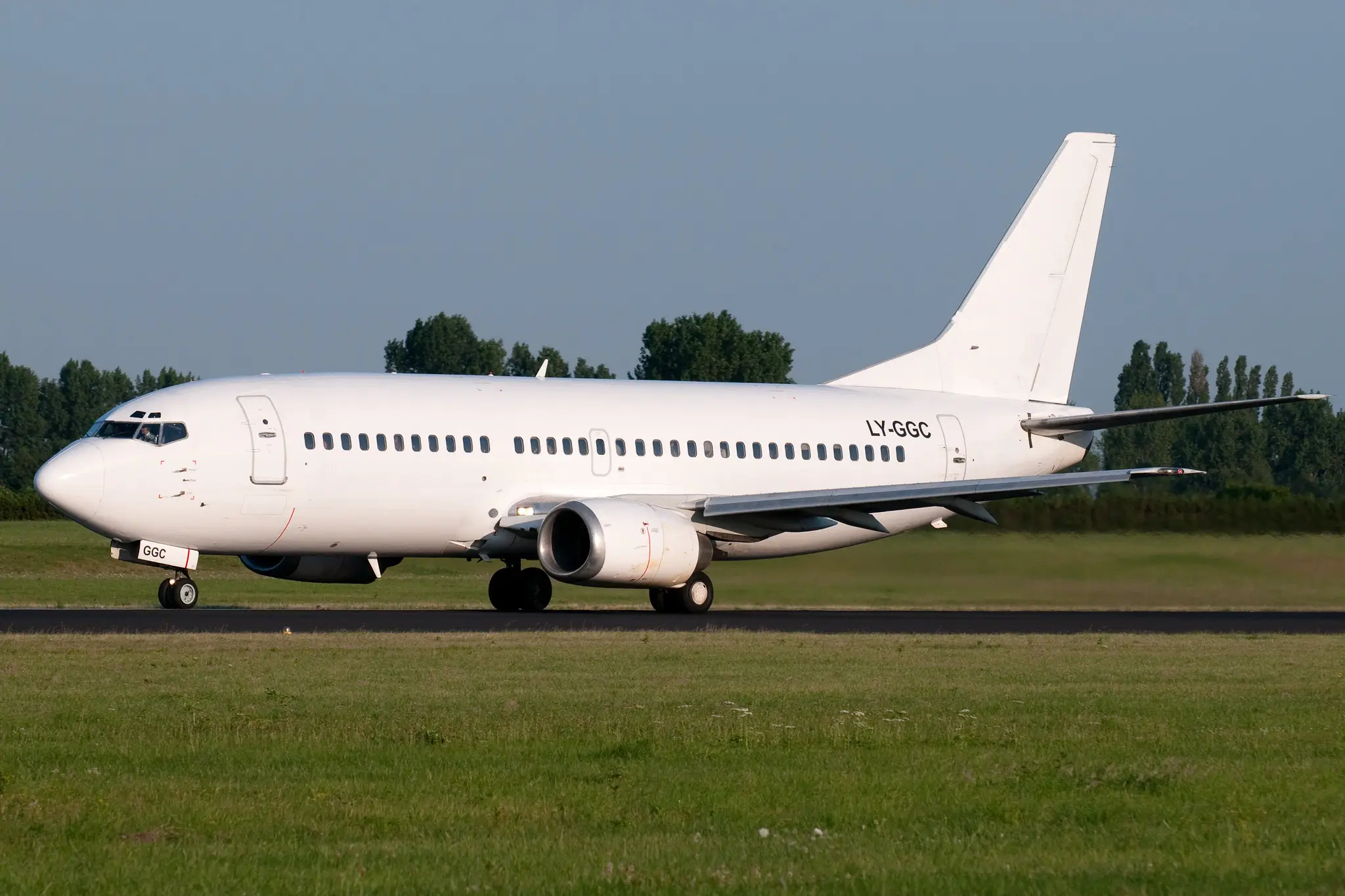 Boeing 737-300 | Popular Mid-Size Passenger Aircraft | Fliteline