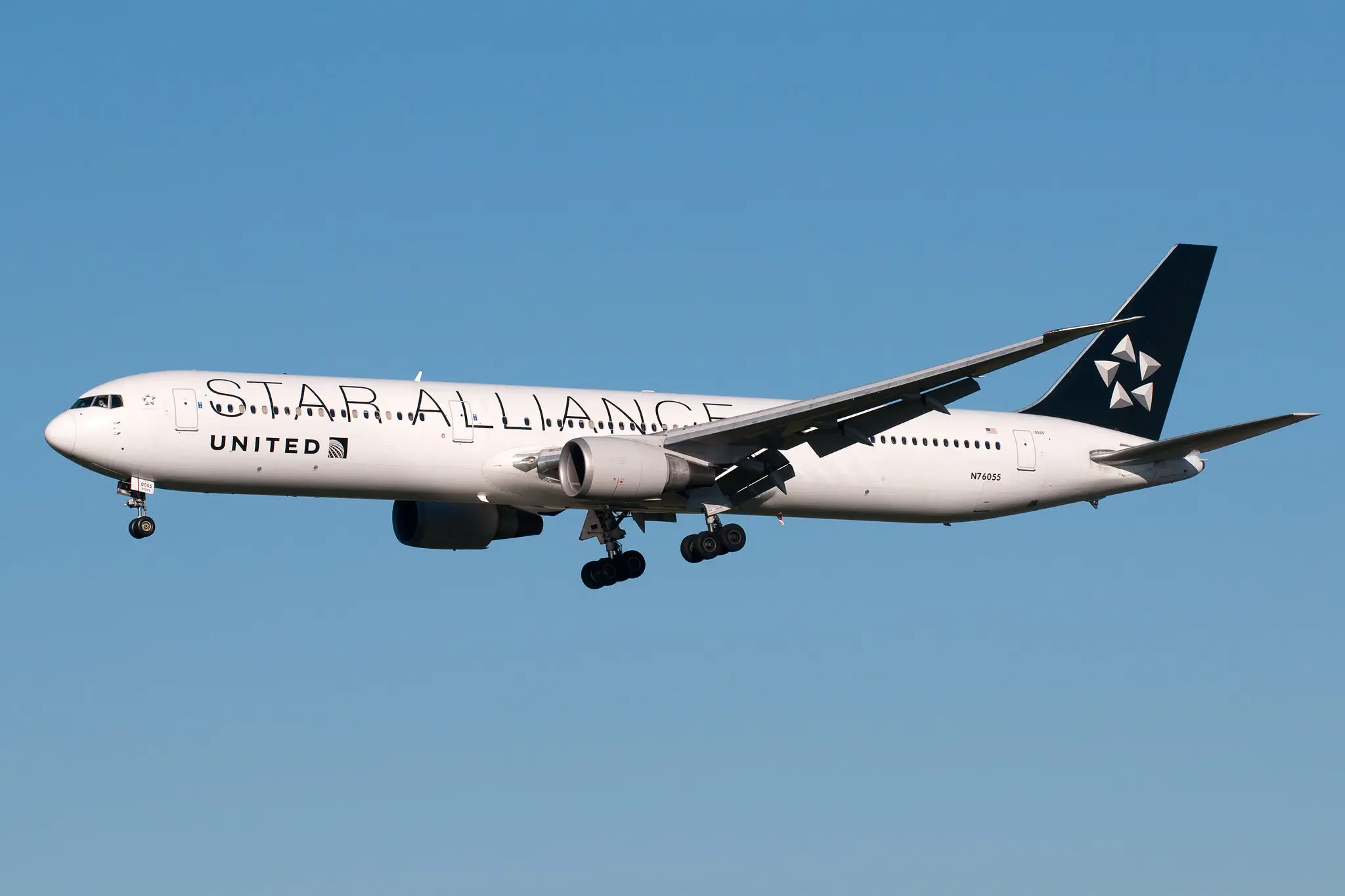 Boeing 767-400 | Spacious Mid-Size Passenger Aircraft | Fliteline