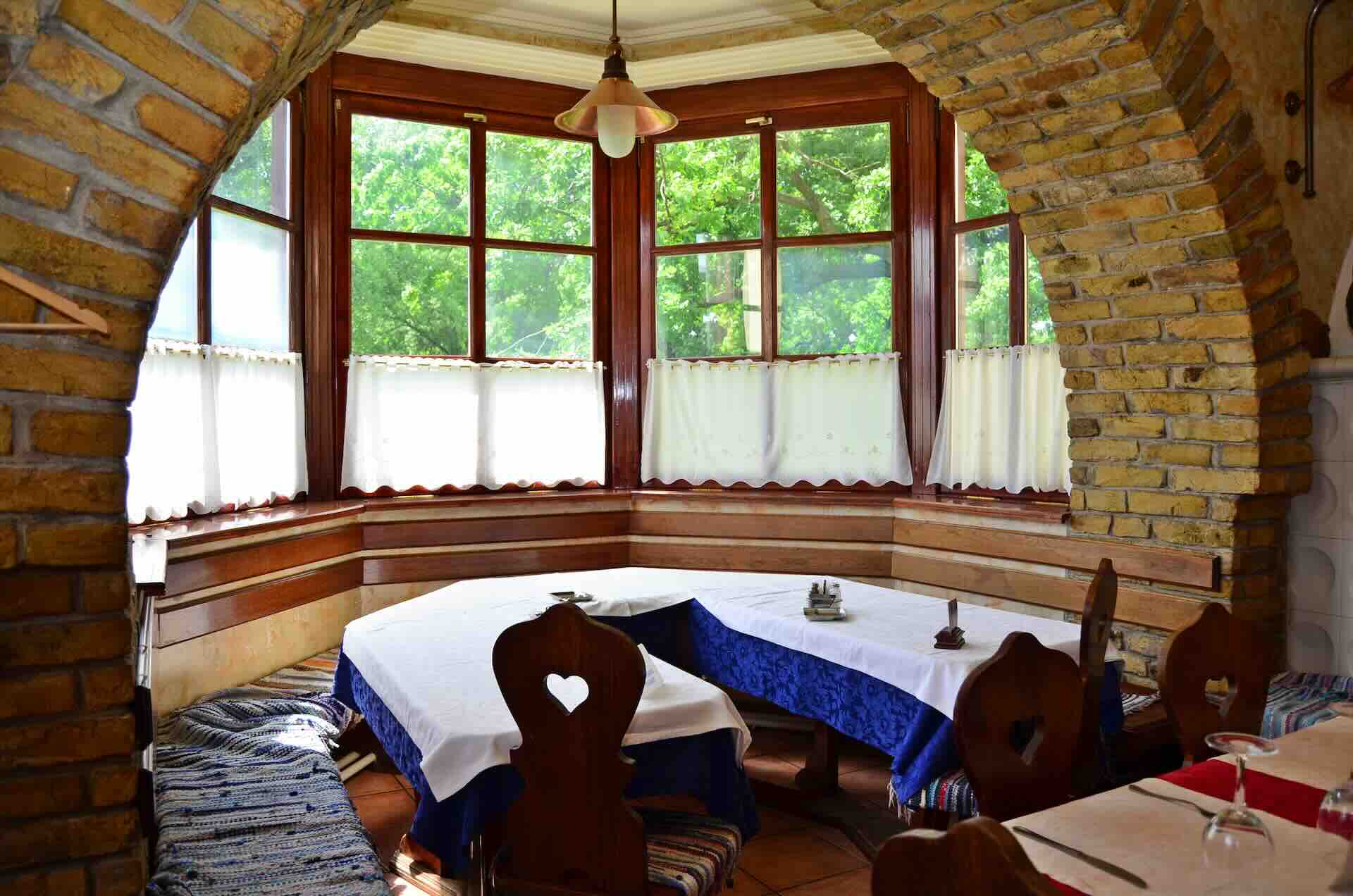 Riblja čarda - Specijalizovani riblji restoran na obali jezera