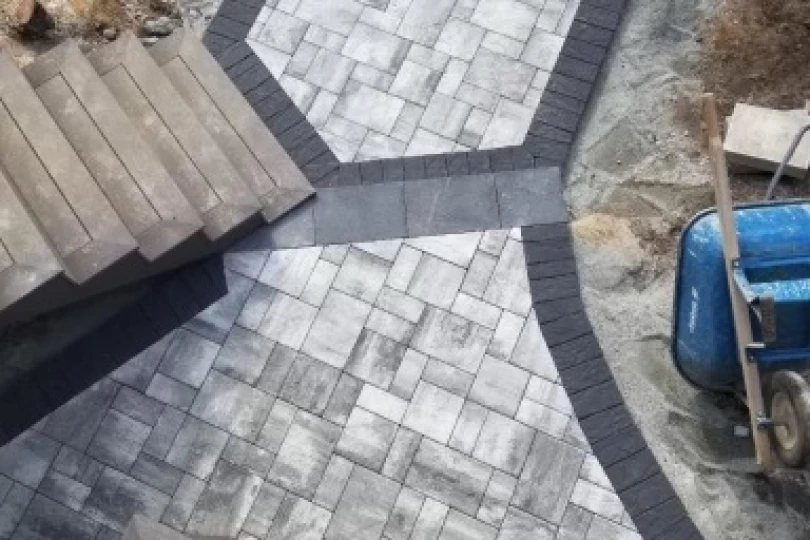 Custom Sidewalks & Walkways | Enhance Your Home's Outdoor Spaces