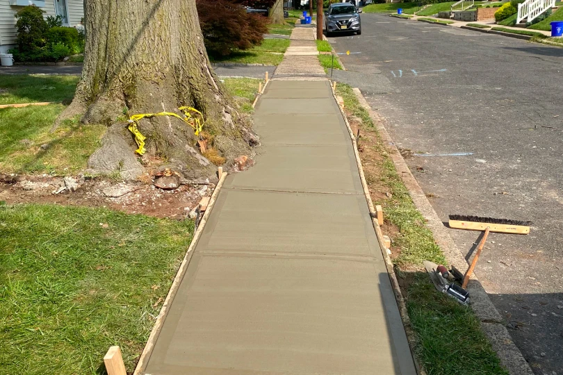 Custom Sidewalks & Walkways | Enhance Your Home's Outdoor Spaces
