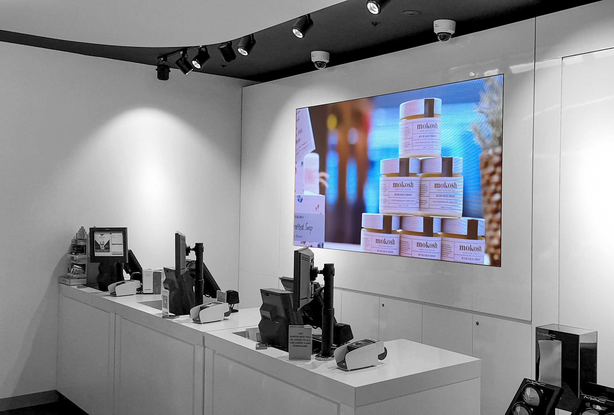 Benefits of LED Signage in Modern Retail Environments