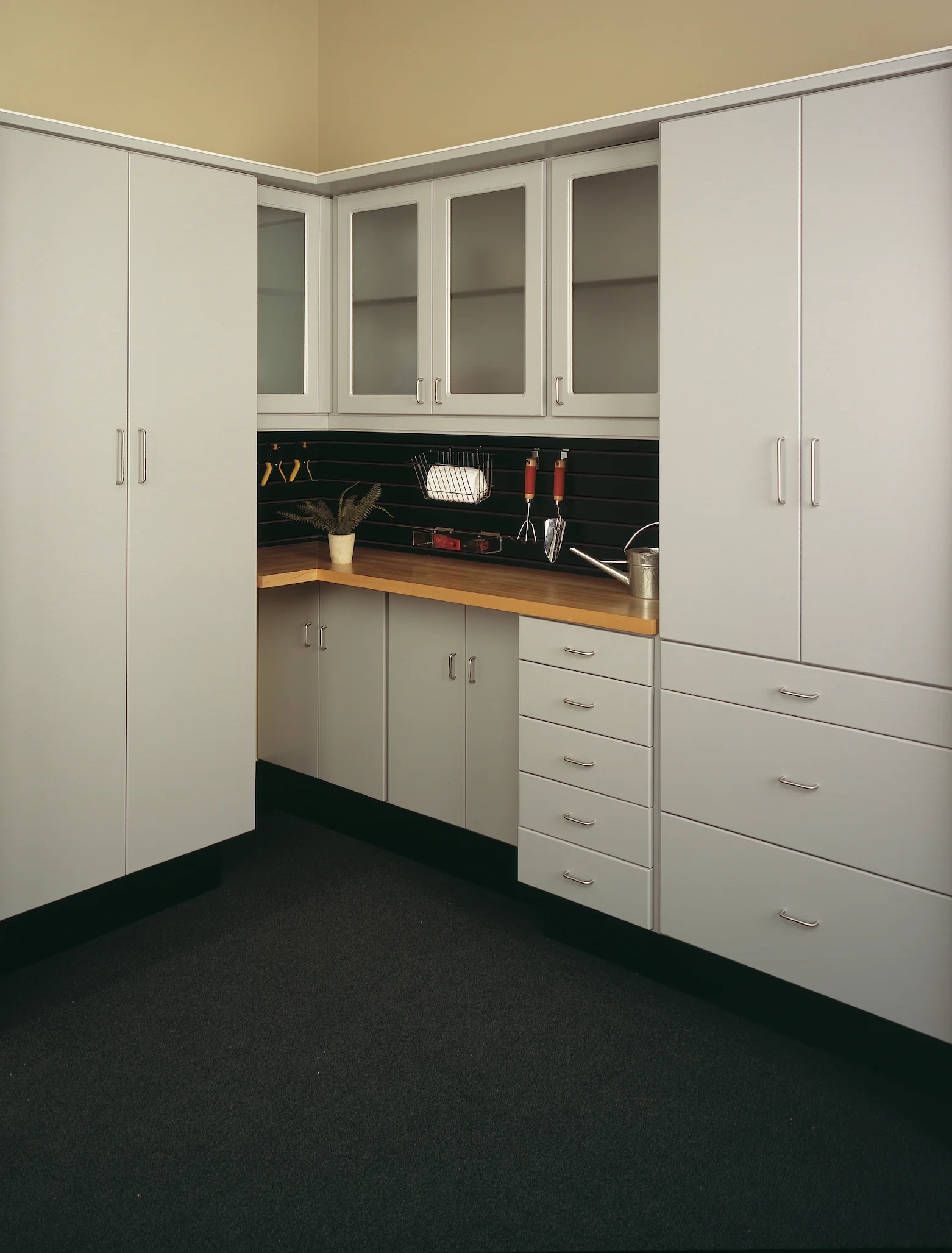 How to Use Garage Storage Cabinets to Organize Your Space