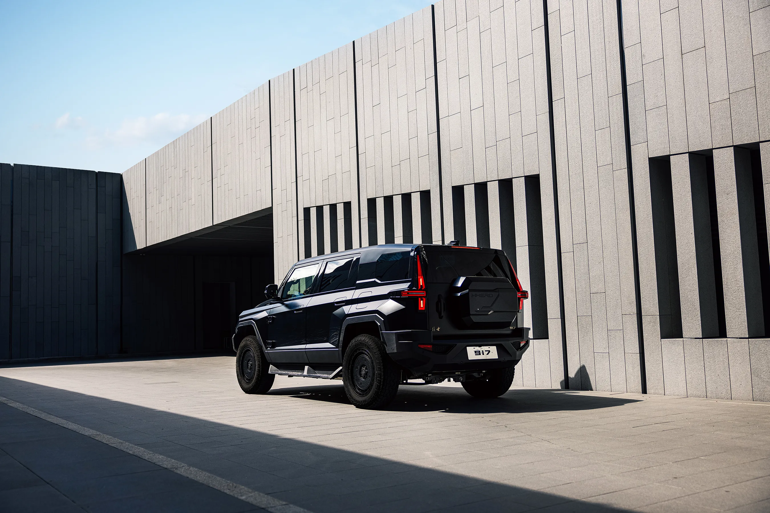 MHERO | NEVER BACK DOWN | Premium SUV Switzerland