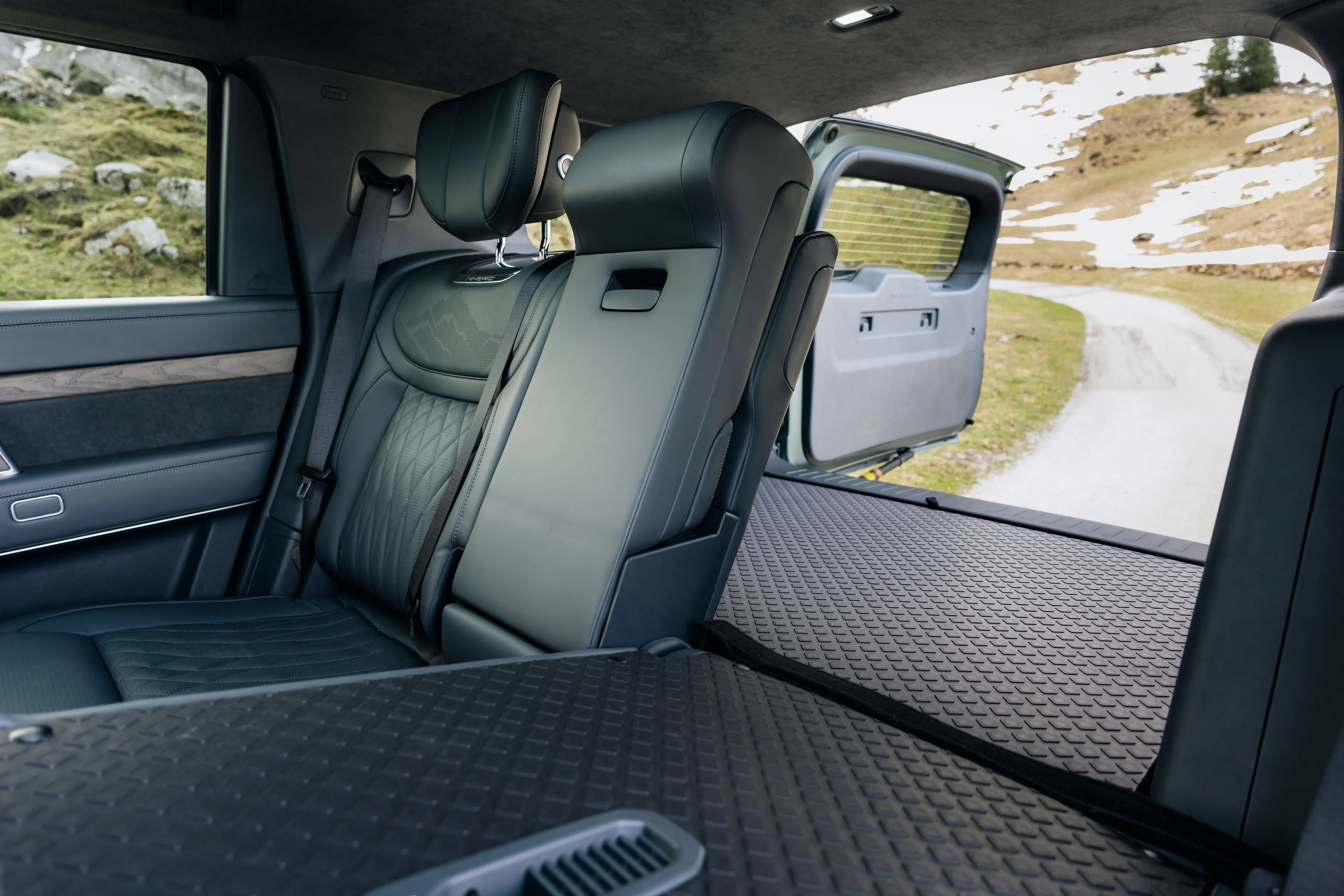 MHERO | NEVER BACK DOWN | Premium SUV Switzerland