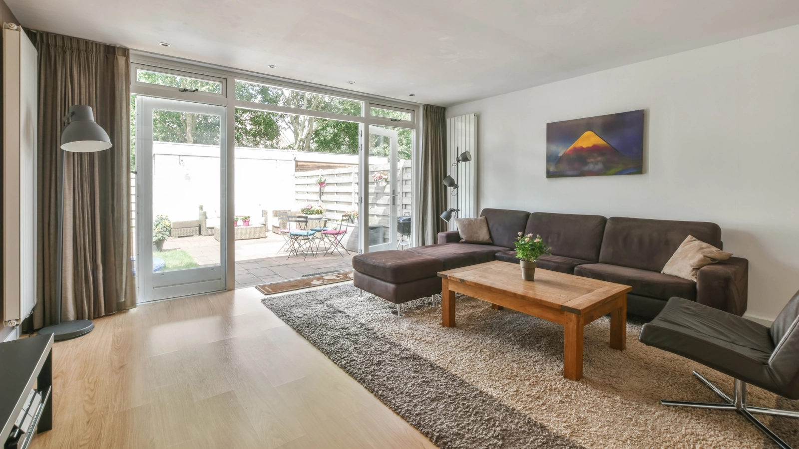 Redesign Furnished Rooms: Visualize Effortlessly with REimagineHome