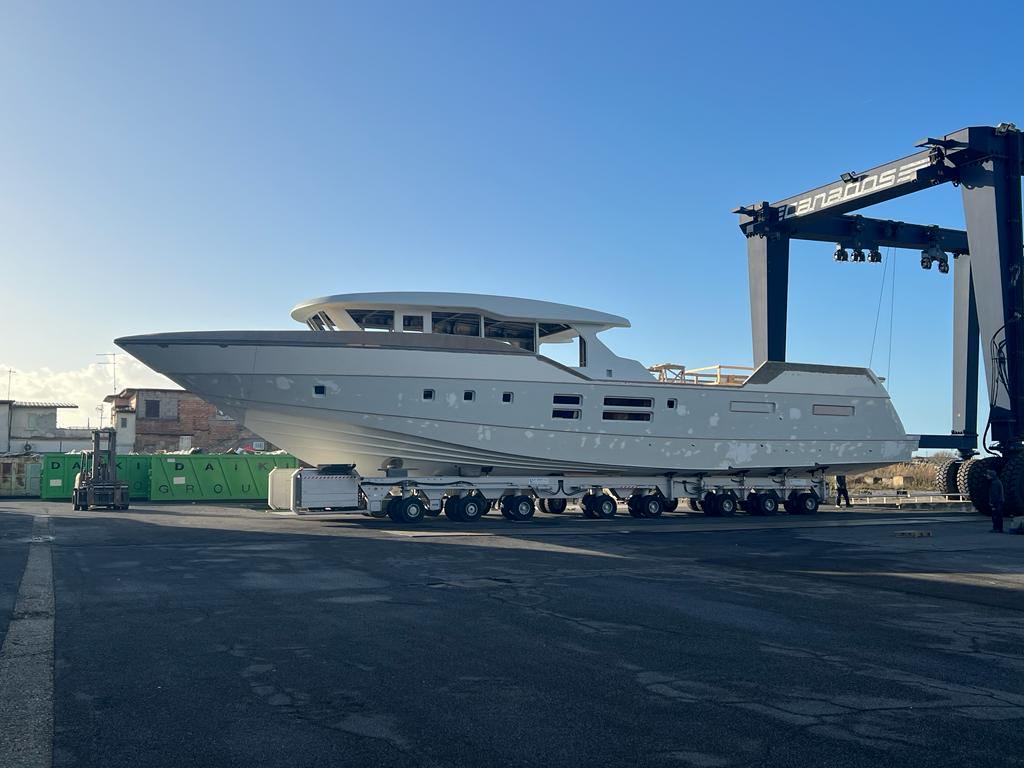 Oceanic 100’ Shadow get superstructure installed and enters completion ...